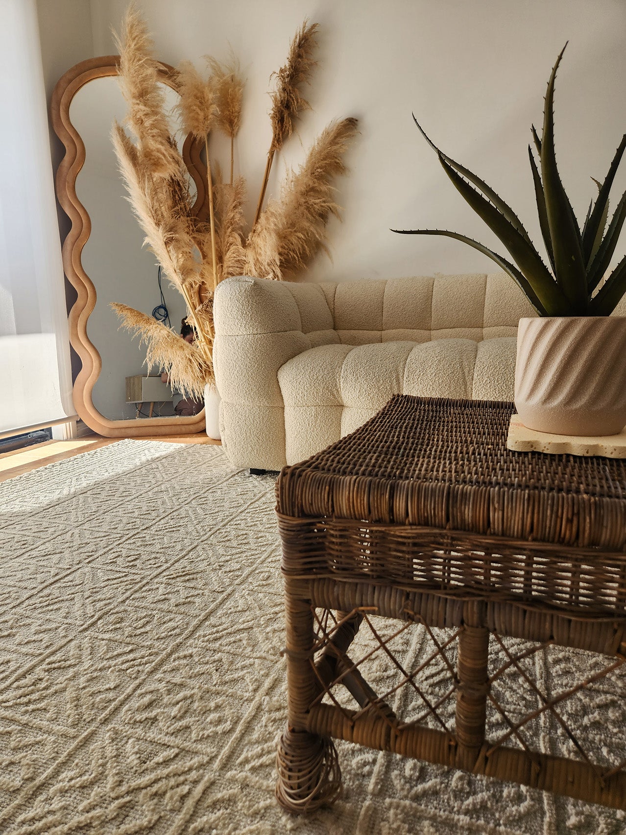 Neewa Beige and Ivory Tribal Transitional Rug – Miss Amara (AU)