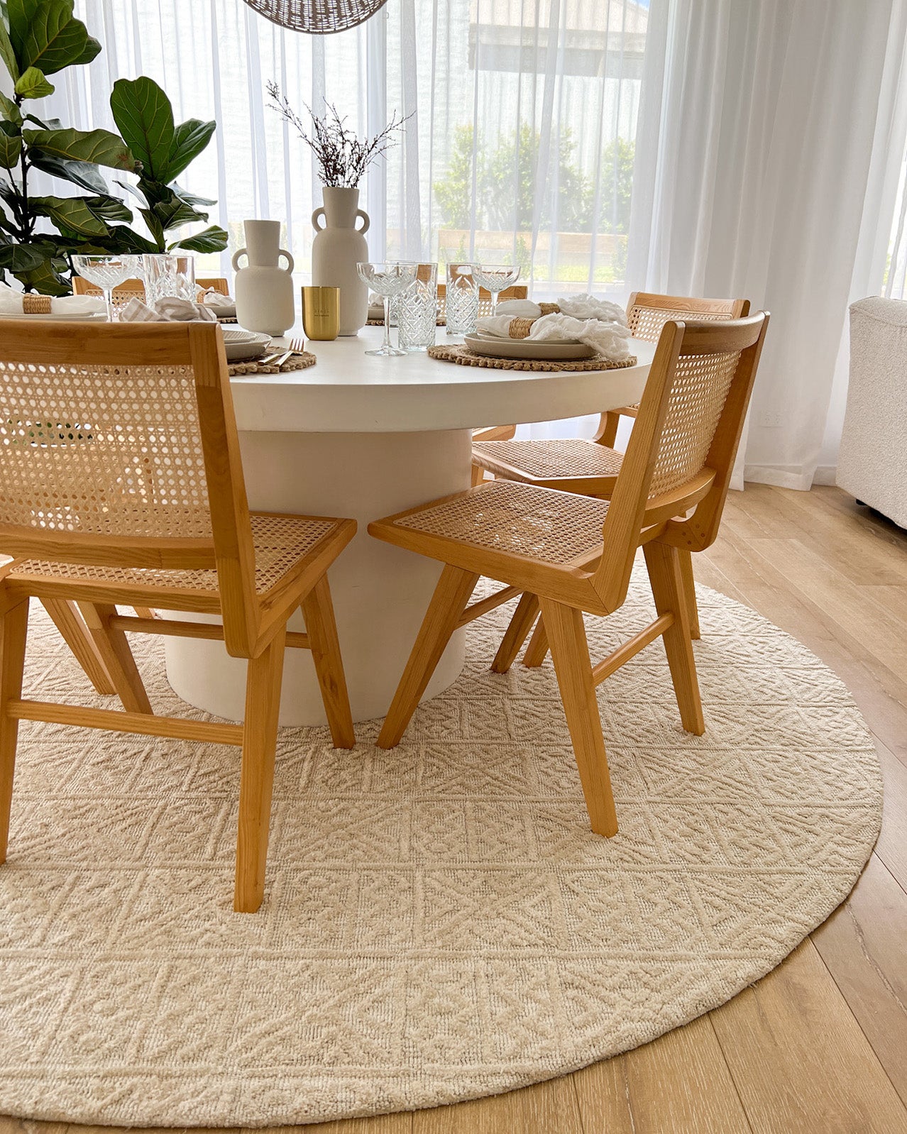 Neewa Beige and Ivory Tribal Transitional Round Rug – Miss Amara (AU)