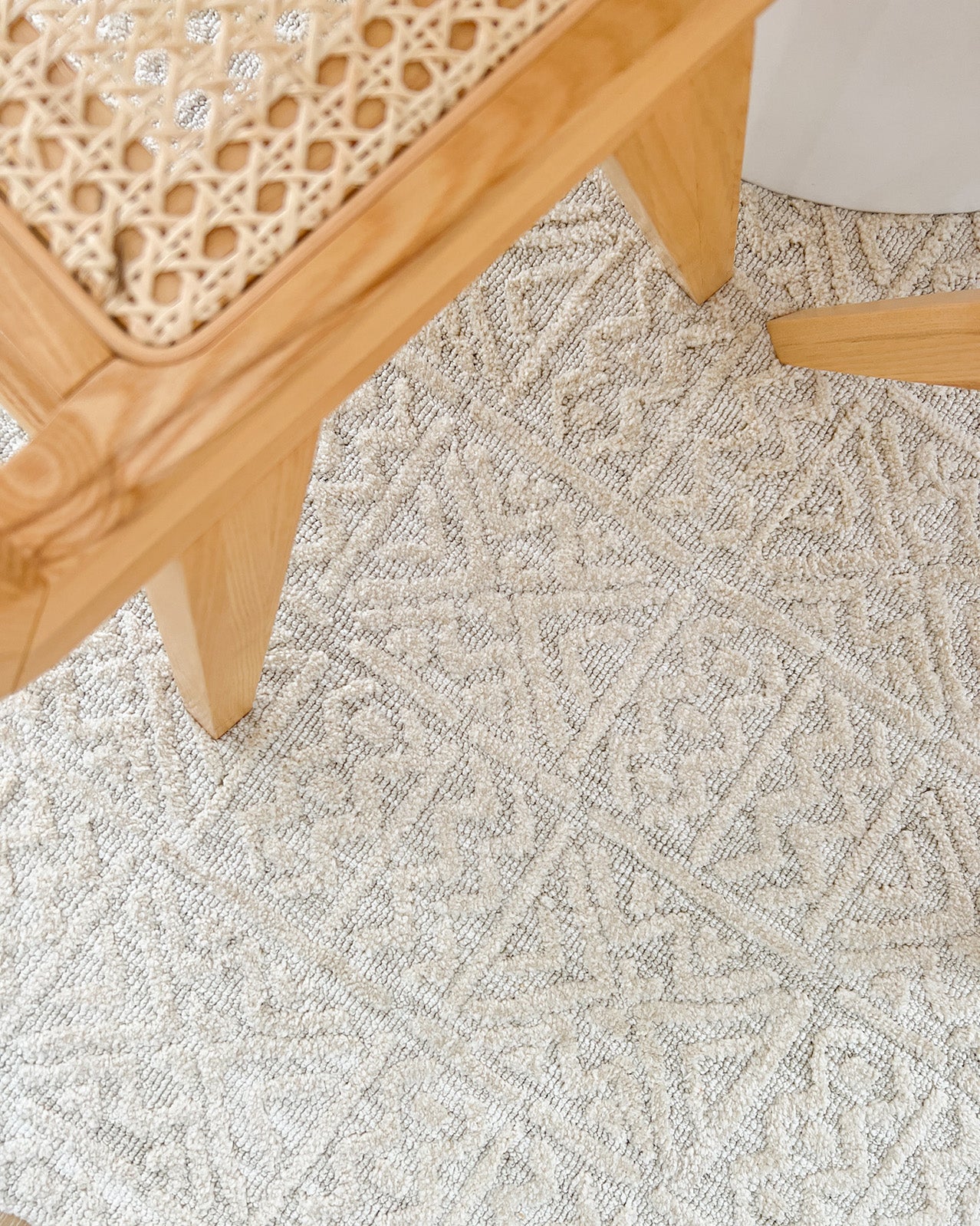 Neewa Beige and Ivory Tribal Transitional Round Rug – Miss Amara (AU)