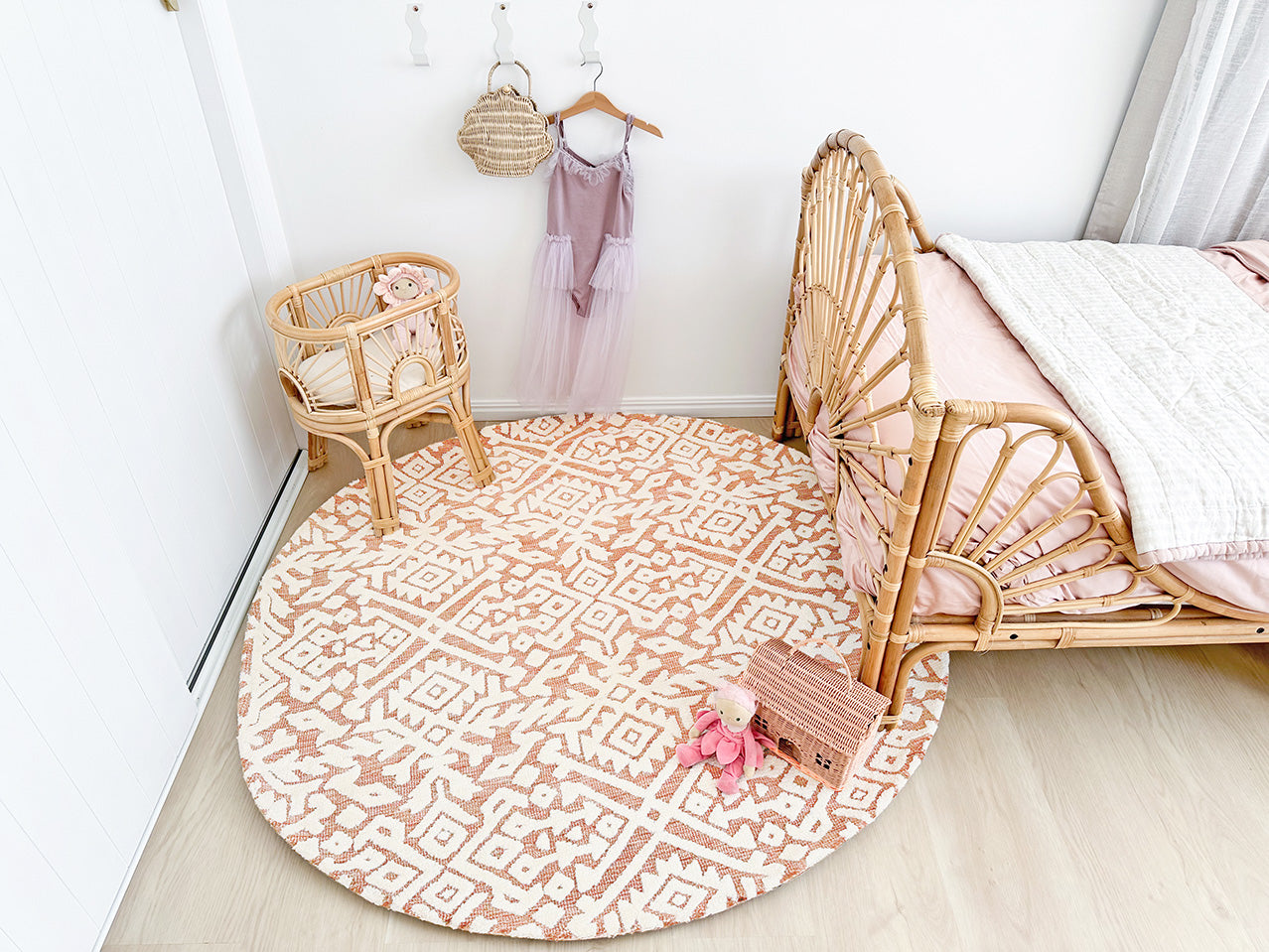 Paloma Peach and Ivory Tribal Patterned Round Rug